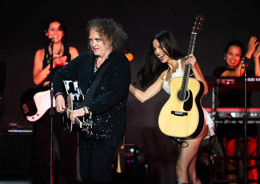 Robert Smith & Olivia Rodrigo Cover Two Cure Hits At Glastonbury | setlist.fm